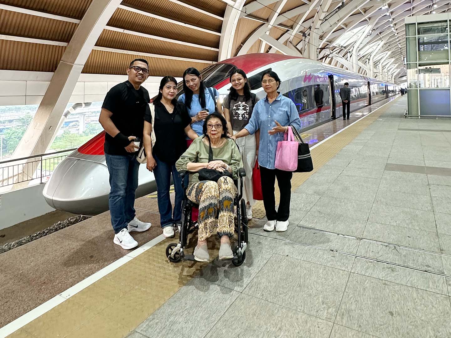 Cobain Kereta Cepat Whoosh Jakarta Bandung Bareng Keluarga